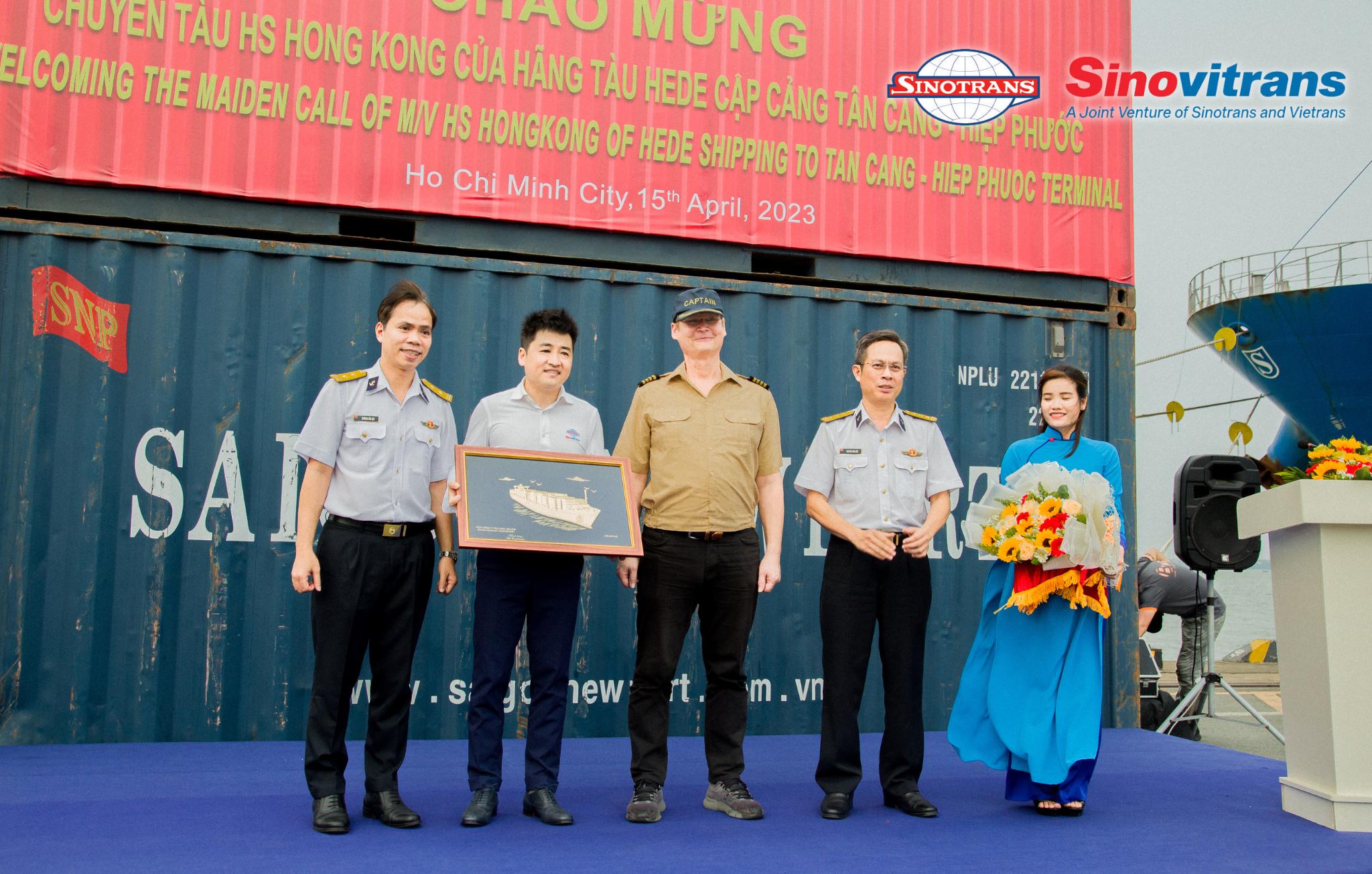 Warmly welcome HEDE train to dock for the first time at Hiep Phuoc Tan ...